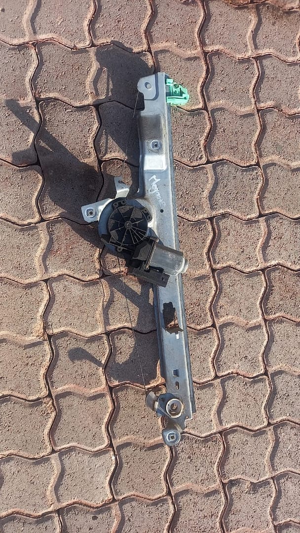2006 Renault Megane Rear Window Mechanism | Used Car Parts – Brits Bros